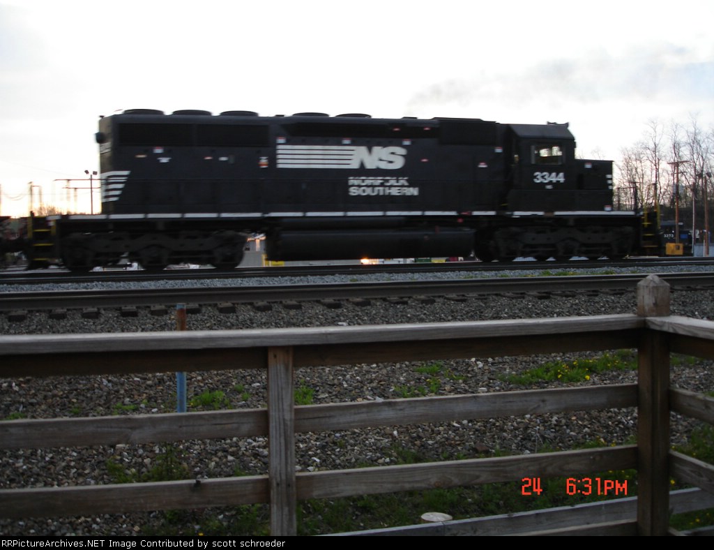 NS 3344 pushes a WB Gondola Train